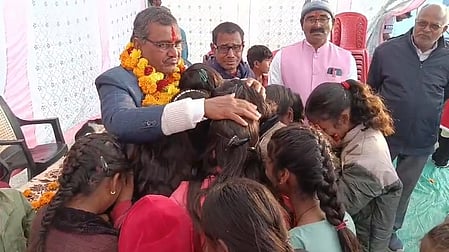 Students break down as their beloved teacher retires in MP's Rewa