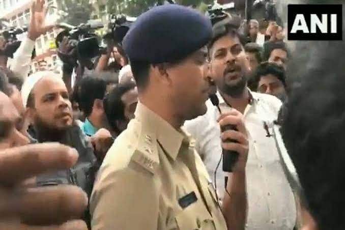 Police should learn how to disperse a mob sans-violence from this IPS ...