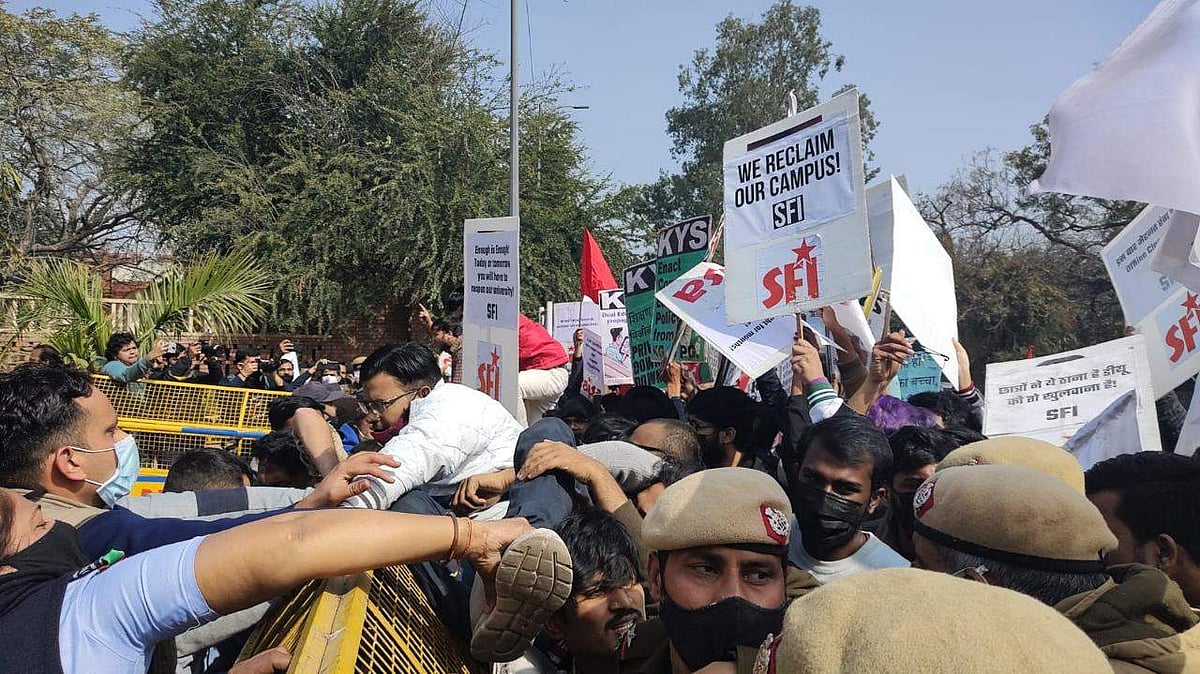 DU students protest for reopening of campus, jumped over heavily ...