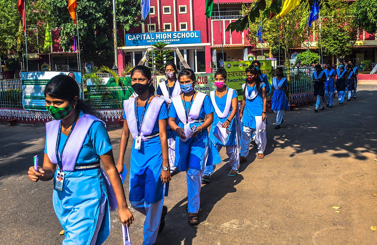 Punjab: Free shuttle bus service for girl students of gov't school to ...